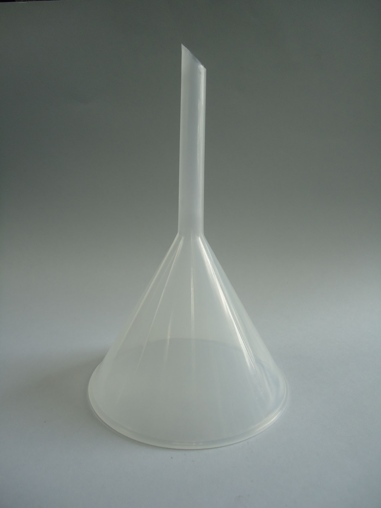 Embudos: Embudo plástico 10 cms.